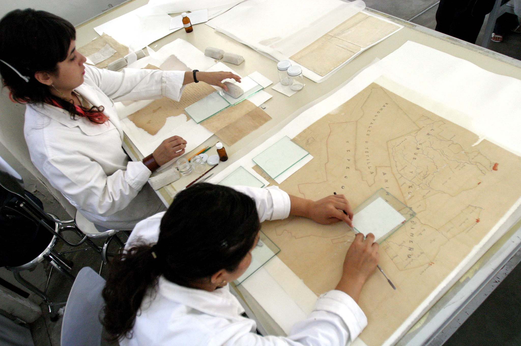 Reparan más de 320 mapas y documentos históricos para la Mapoteca del ...